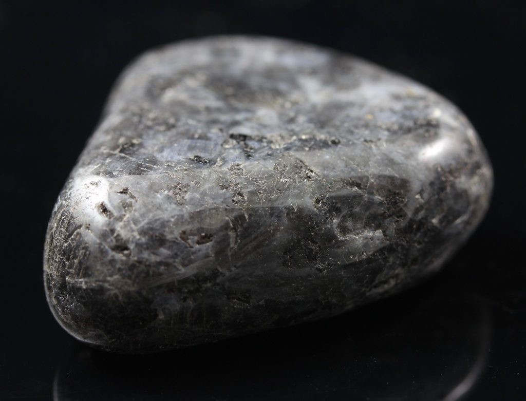 Larvikite - Mes Indes Galantes Blog - Lithothérapie - Vertus - Propriétés